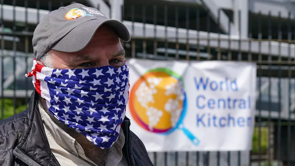 Jose Andres diante de um banner da World Central Kitchen