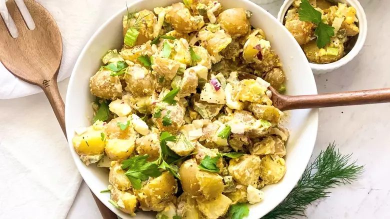 Ensalada de patatas con huevo relleno