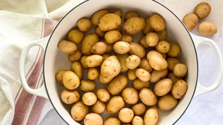 papas alevines en una olla