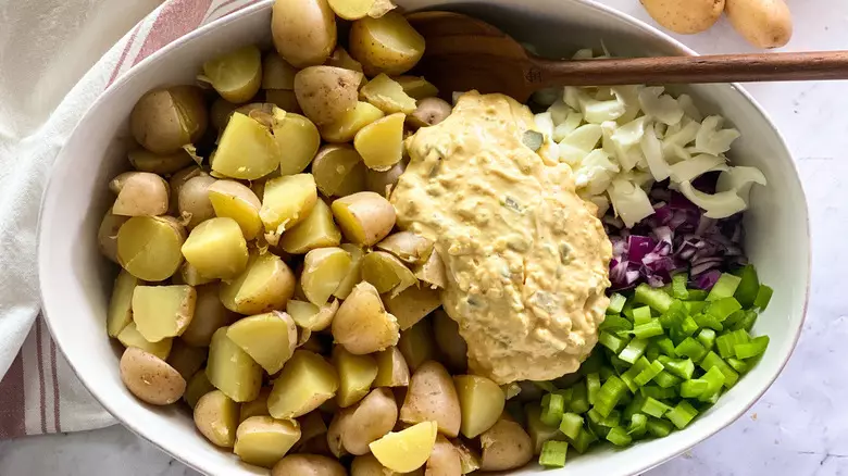 Ensalada de patatas con huevo relleno