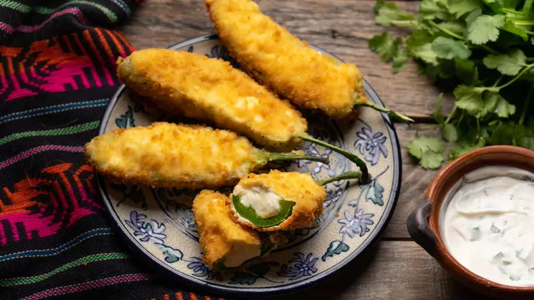 Jalapeño poppers poredani na cvjetni tanjur