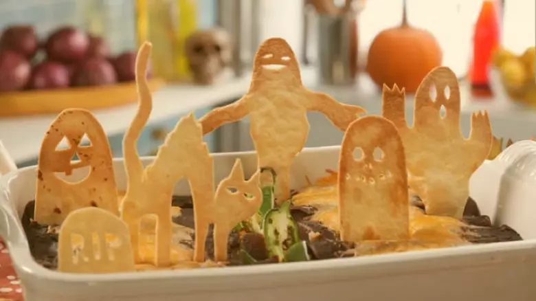 Halloween Enchiladas របស់ Sunny Anderson