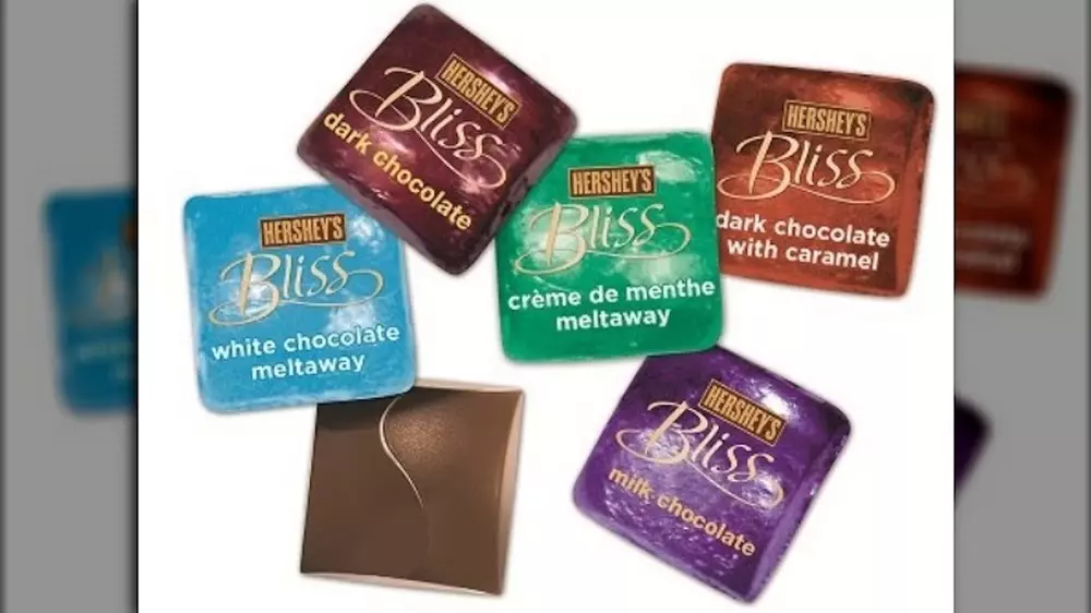 Siocledau Hershey's Bliss ar gefndir gwyn