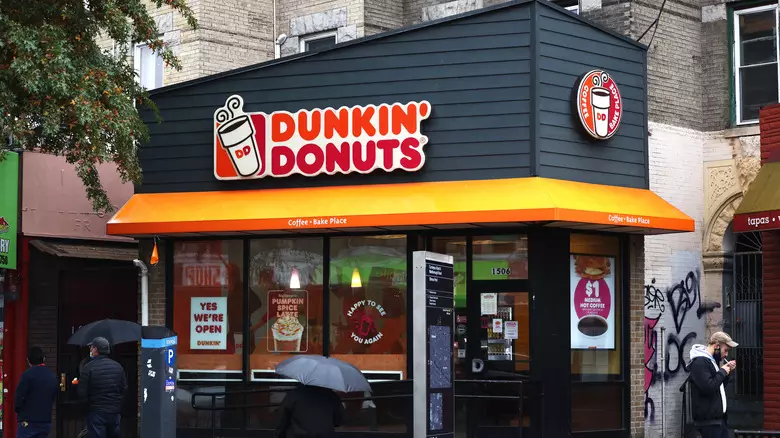 Dunkin' Donuts storefront sa ulan
