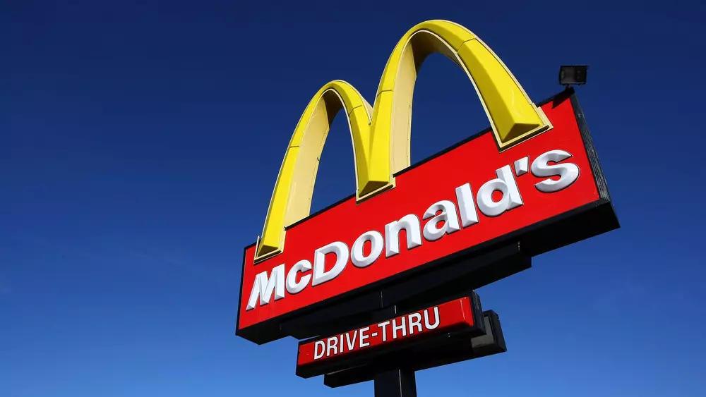 Papan tanda McDonald's dengan langit biru di belakangnya