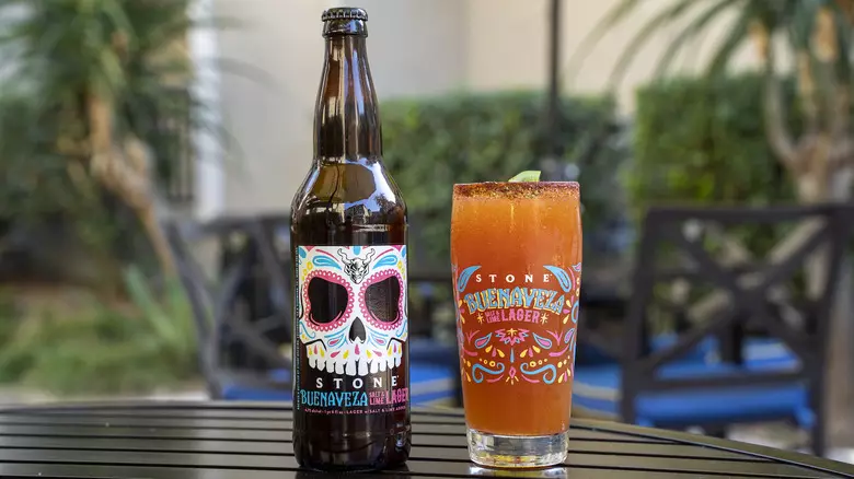 neues Lagerbier von Stone Brewing und Michelada im Glas