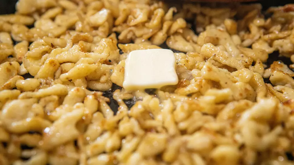 spaetzle casero con mantequilla