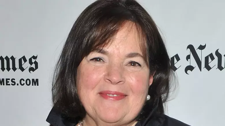 Si Ina Garten ay nakasuot ng itim na sando