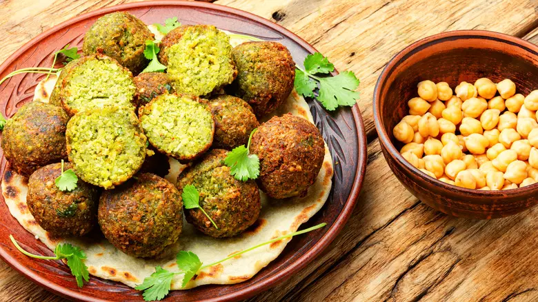 Falafel platera txitxirioen ontziaren ondoan