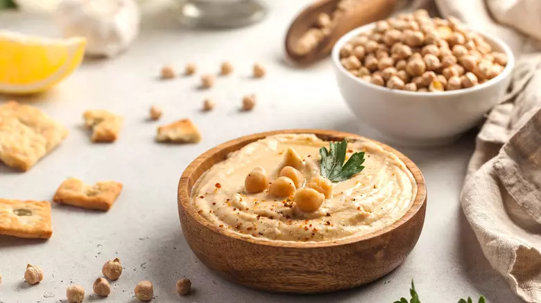 Hummus eta garbantzu-ontzia mahai gainean