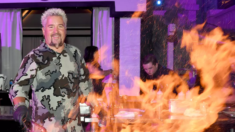 Guy Fieri sy'n coginio