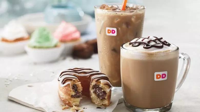 来自 Dunkin' Donuts 的冰咖啡和热咖啡