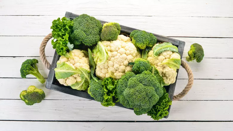 Blomkål og broccoli på en bakke