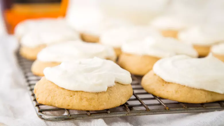 biscuits à l'érable sur feuille de refroidissement