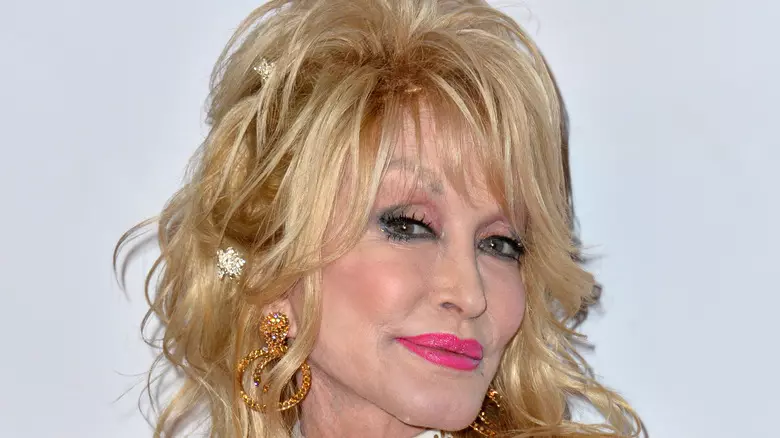 Dolly Parton çəhrayı dodaq boyası taxır