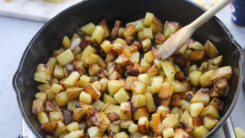 koken ierappels foar corned beef hash