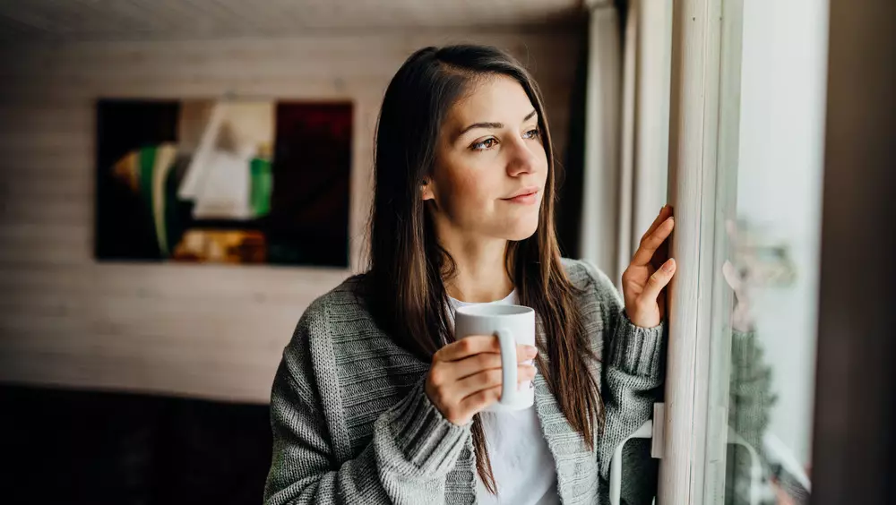 Persona bebiendo café en una taza blanca