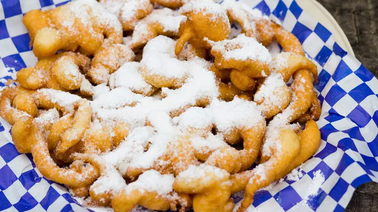 bolo de funil coberto de açúcar