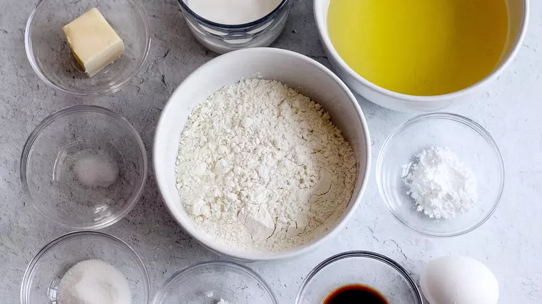 ingrédients pour les bouchées de gâteau en entonnoir