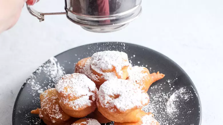 sucre en poudre sur les bouchées de gâteau