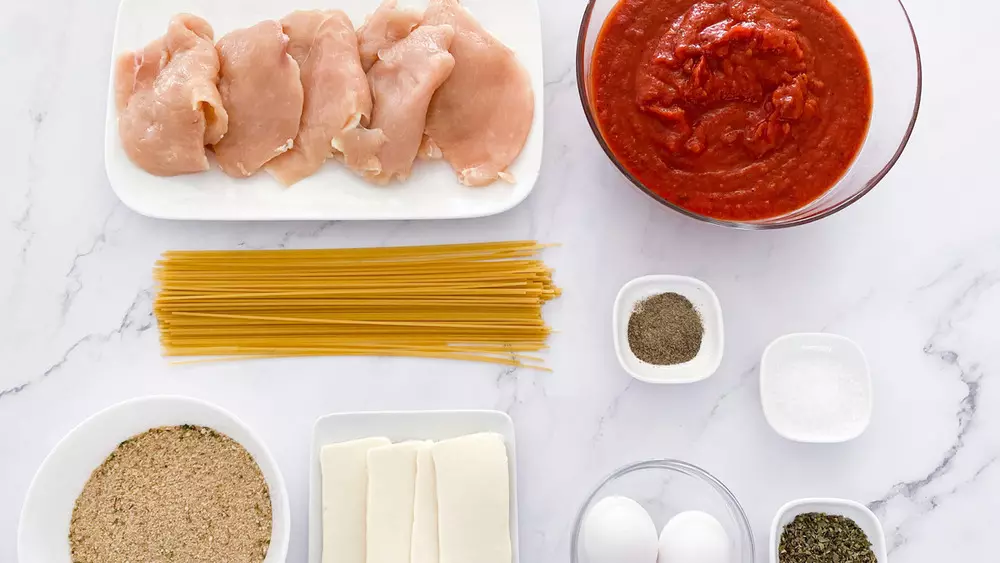 petti di pollo crudi, salsa per la pasta, spaghetti, uova, condimento italiano, mozzarella, pan grattato