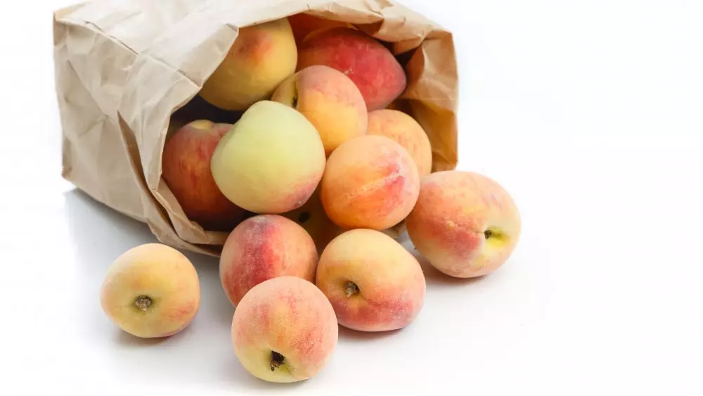 Peaches an engem Pabeier Sak