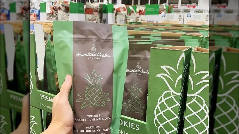 Honolulu Cookie czekoladowe ciasteczka makadamia w opakowaniu w Costco