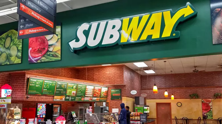 Sa labas ng Subway outlet