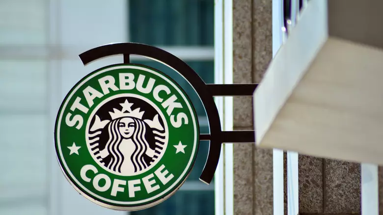 Starbucks дар назди қаҳвахона имзо мегузорад