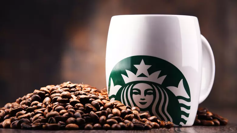 Starbucks Becher nieft Kaffisbounen