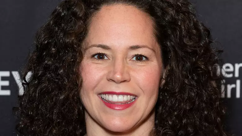 Stephanie Izard hymyilee kuvauksissa