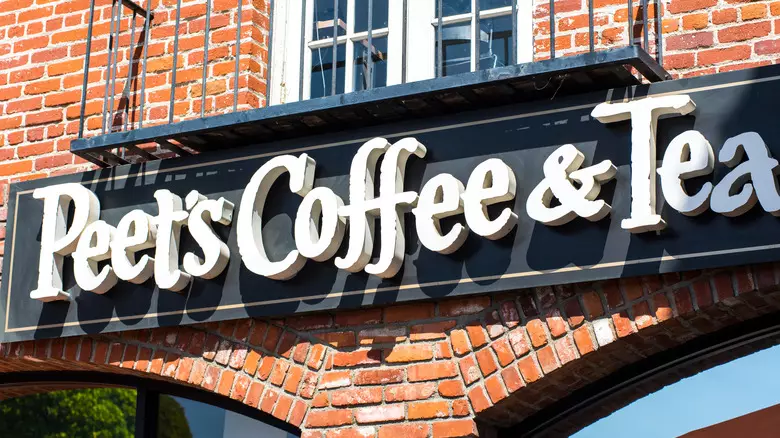 Mặt tiền cửa hàng Peets Coffee