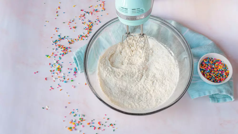 mezclar ingredientes secos para pastel