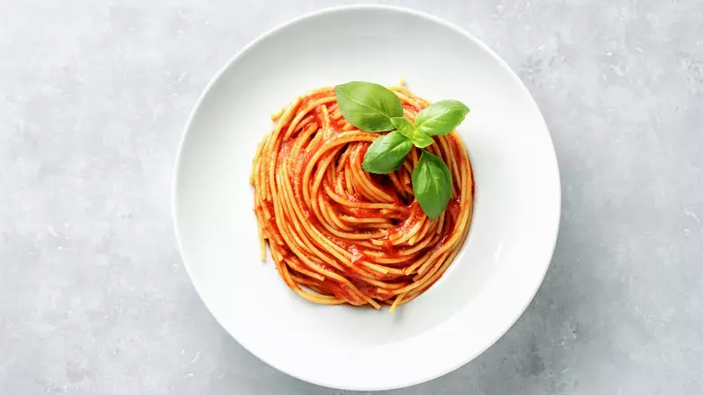 špagety v misce