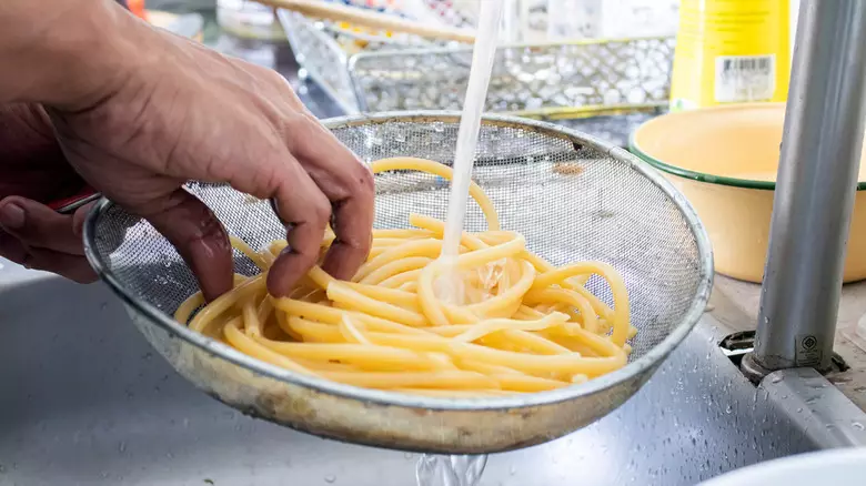 rinsing pasta