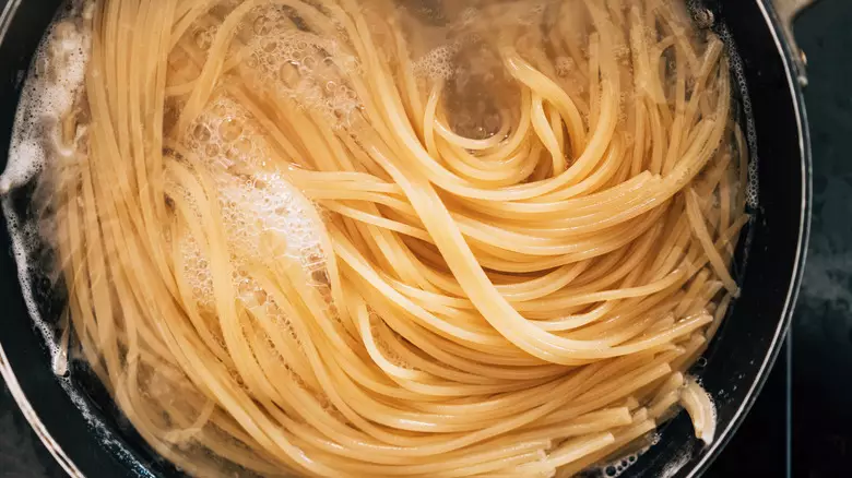 spagetti edényben