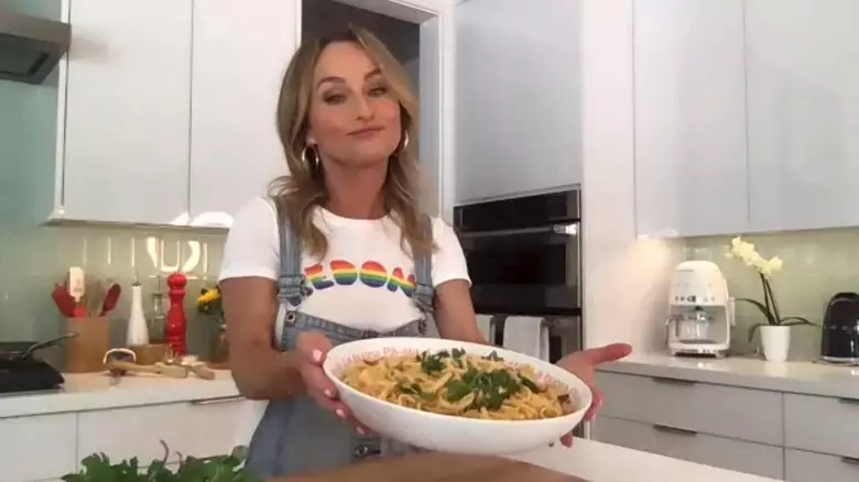 Giada De Laurentiis nrog pasta