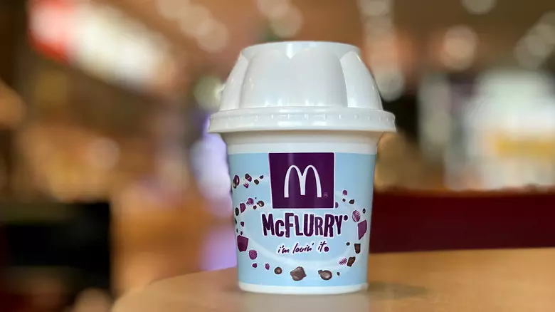 McDonald's McFlurry บนโต๊ะ