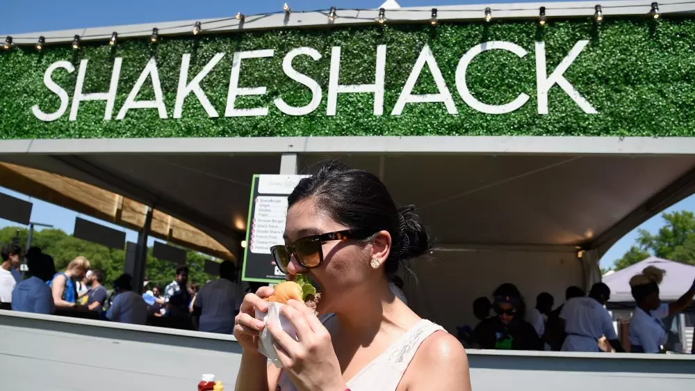 Una mujer come una hamburguesa Shake Shack