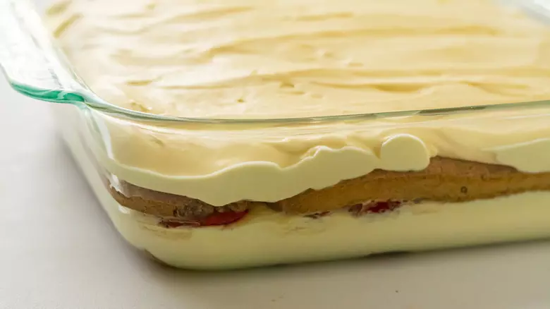 shtresa tiramisu në enë pjekjeje