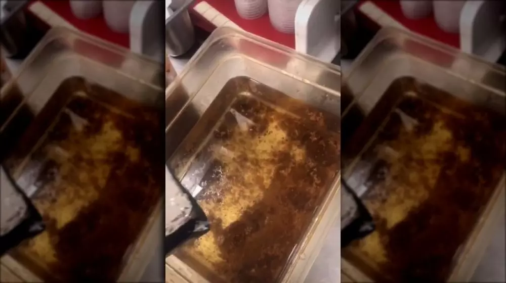 Видео в TikTok, на което се прави сос от KFC