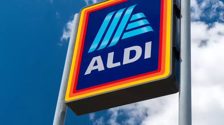 Aldi Store jel ellen, kék ég, felhők