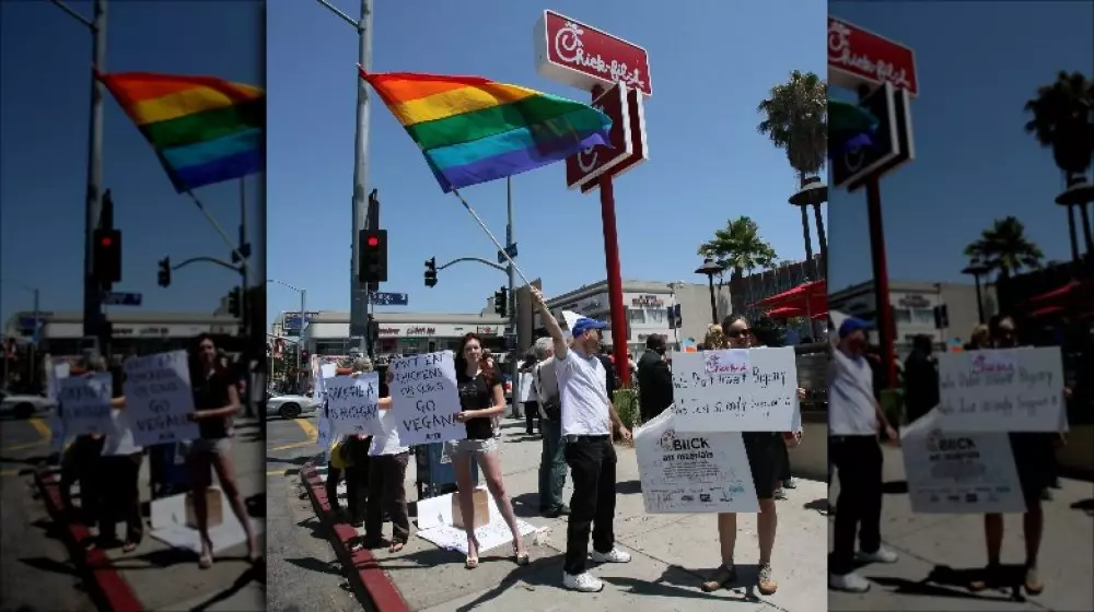 Сцяг ЛГБТК перад Chick-fil-A падчас пратэсту