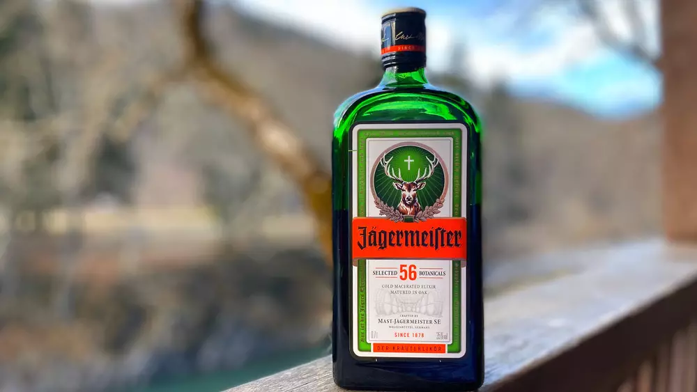Botol Jägermeister nglawan latar mburi alam