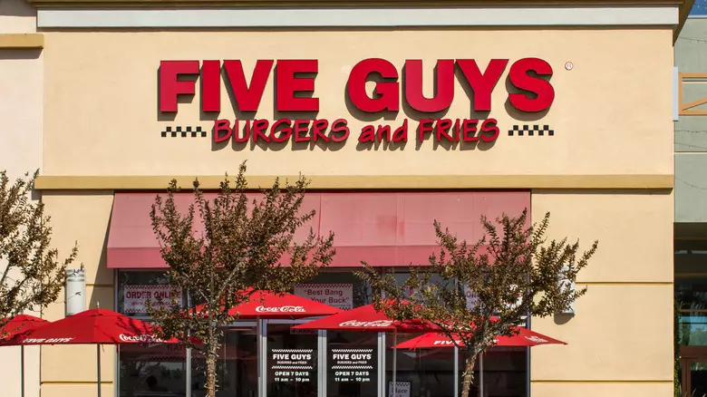 ផ្នែកខាងក្រៅភោជនីយដ្ឋាន Five Guys