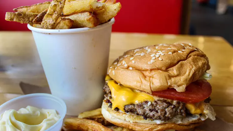 ຫ້າຄົນ burger, fries, mayonnaise