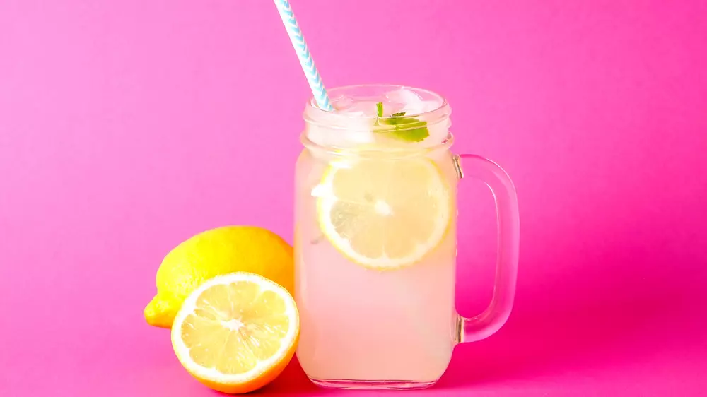 Pink lemonade ati lemons