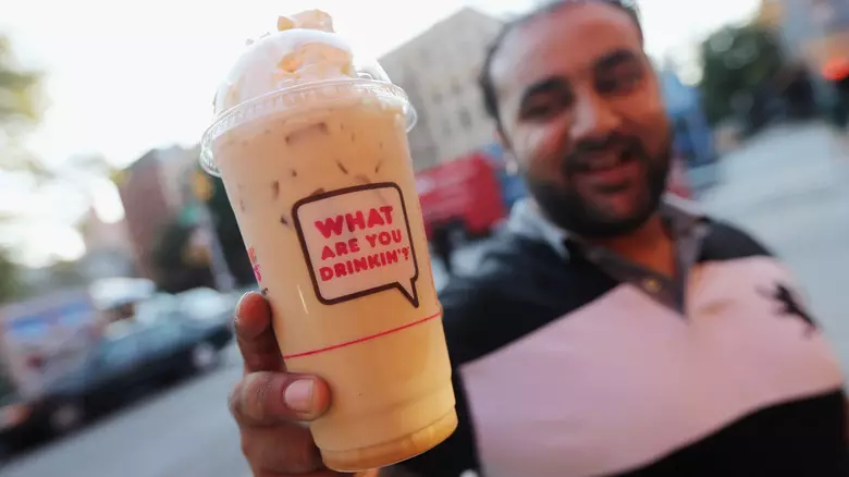 “Nima ichyapsan?” deb so‘ragan brend yozuvli Dunkin ichimligi.