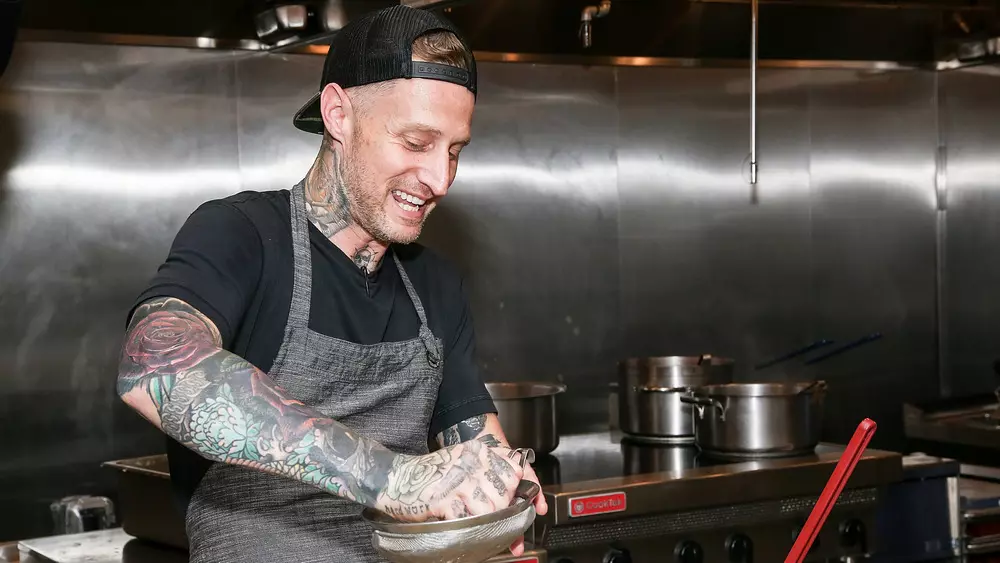 Michael Voltaggio gotuje w kuchni restauracji