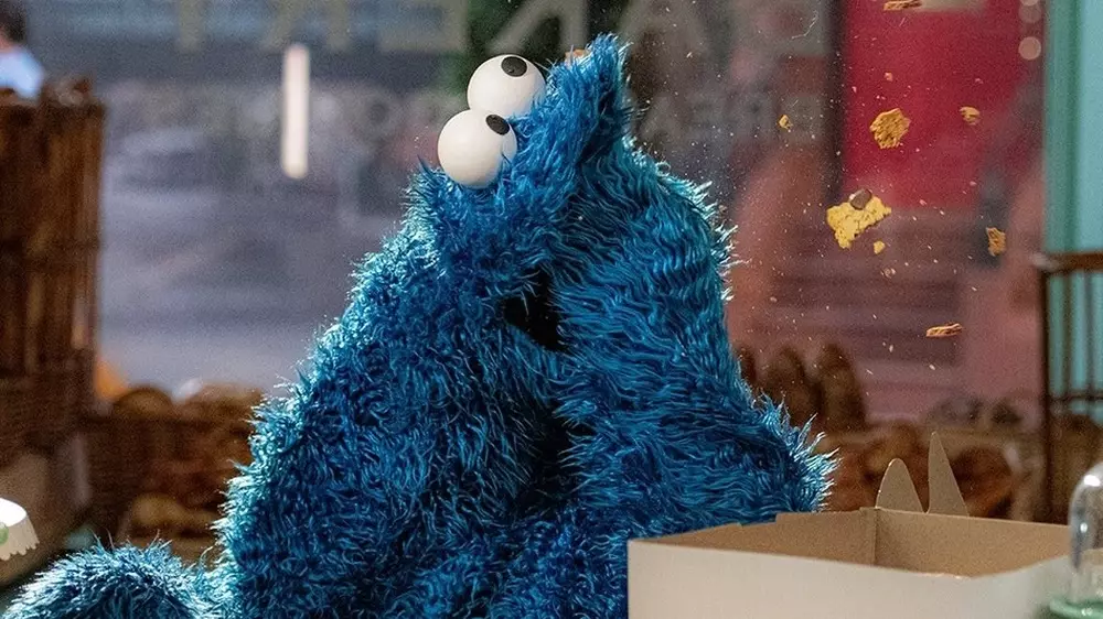 Cookie monster nga nagtan-aw sa mga mumho nga nahulog